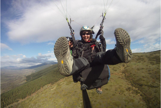 Escapada en una cabaña y vuelo en parapente en Madrid.