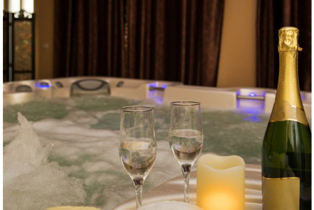Jacuzzi privado en hotel 4* Cantabria ¡Con cava y bombones!